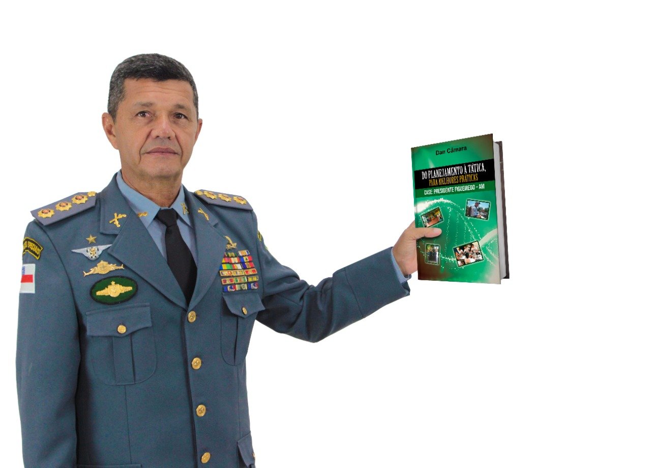 Comandante Dan lança obra literária em Manaus - Na Cuia da Cris